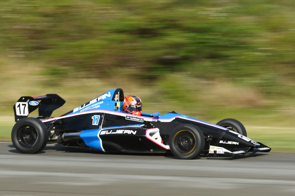 FORMULA 1600 THRILLS EAST LONDON | Motorsport South Africa